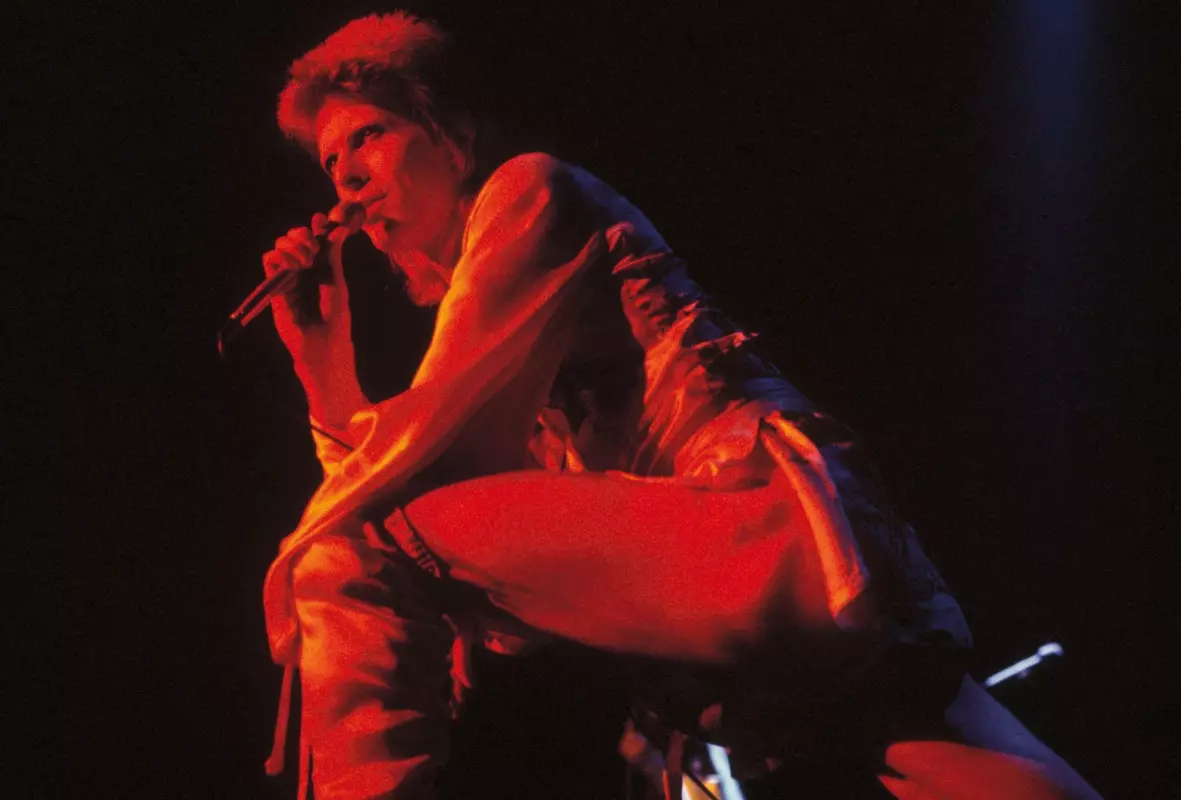 David Bowie ngalaksanakeun salaku Ziggy Stardust di Hammersmith Odeon, 1973. (Getty Images)