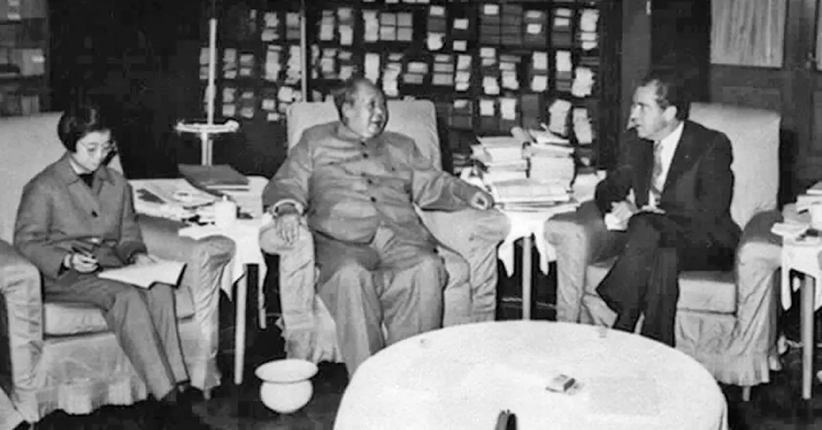 Molula-setulo Mao Zedong le Mopresidente oa United States Richard Nixon ba kopane bakeng sa lipuisano ka Feb.21, 1972. (Sovfoto/UIG via Getty Images)