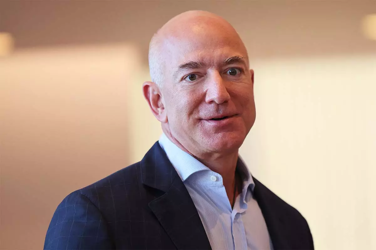 Jeff Bezos, der lige har toppet Forbes 400-listen over de rigeste amerikanere, i blazer og opknappet skjorte