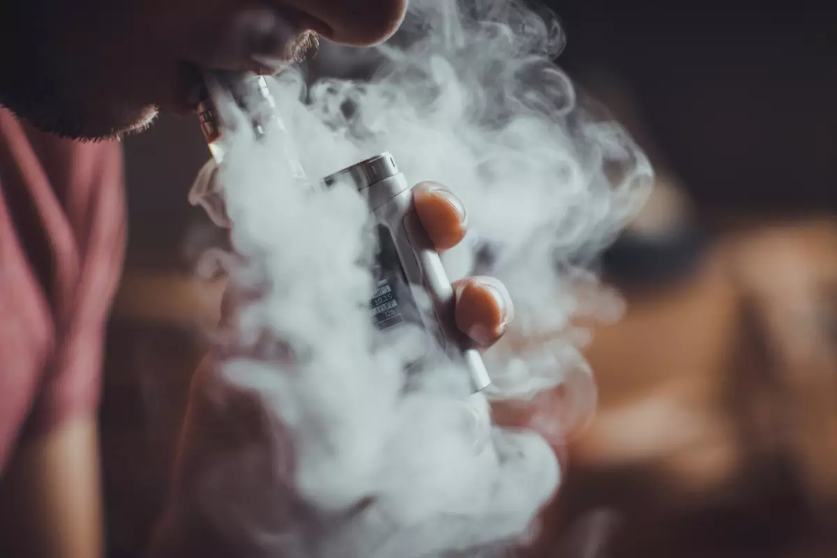 Fọto isunmọ ti Eniyan mimu - vaping ti ni asopọ si ailagbara erectile ninu iwadii tuntun kan