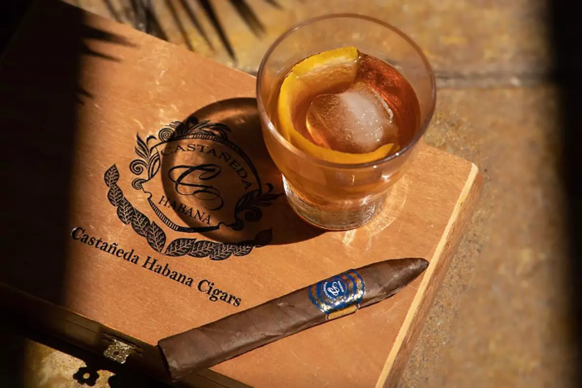 Cigars 101 tare da Castas Rum Bar