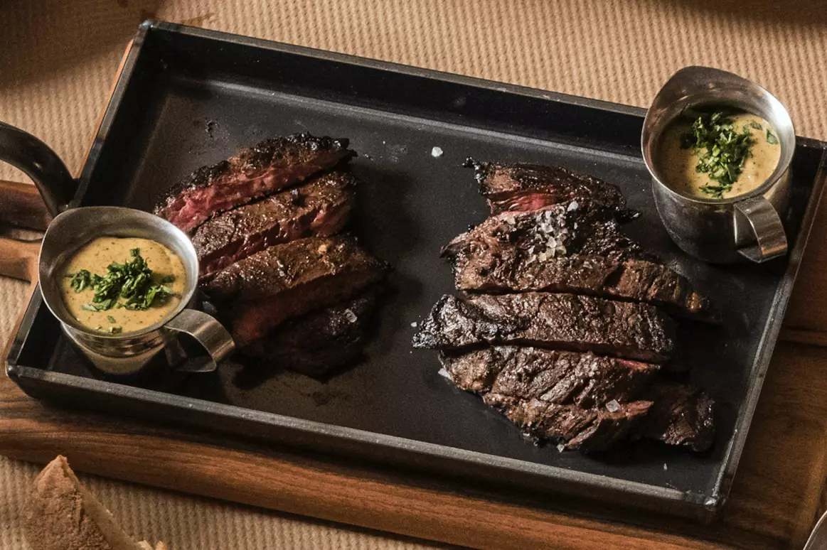 Hos Skirt Steak NYC serverer kokken Laurent Tourondel kun et enkelt stykke oksekød