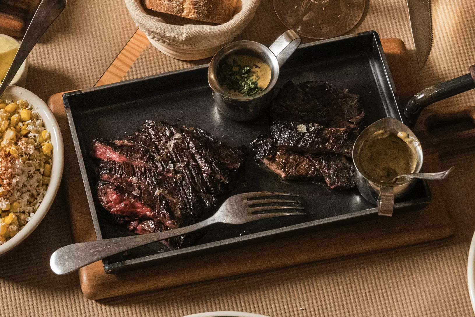 A saia é o único bife do cardápio do Skirt Steak.