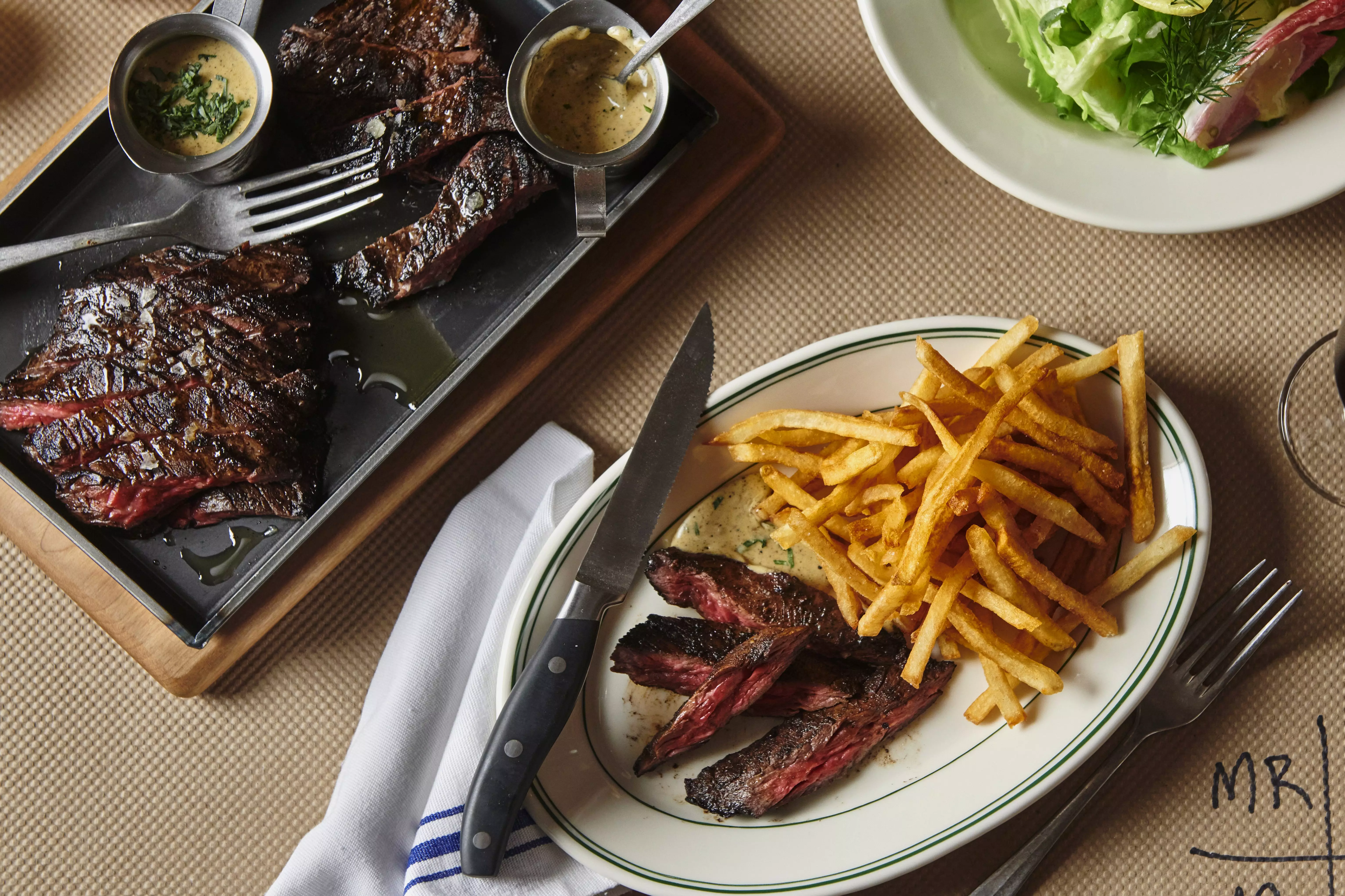 Viando kaj terpomoj estas la nomo de la ludo ĉe Skirt Steak NYC.