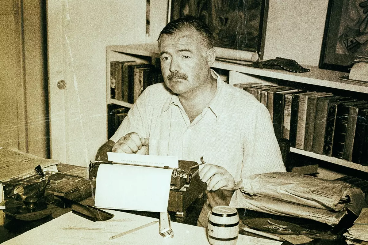 Ernest Hemingway tus kos npe style