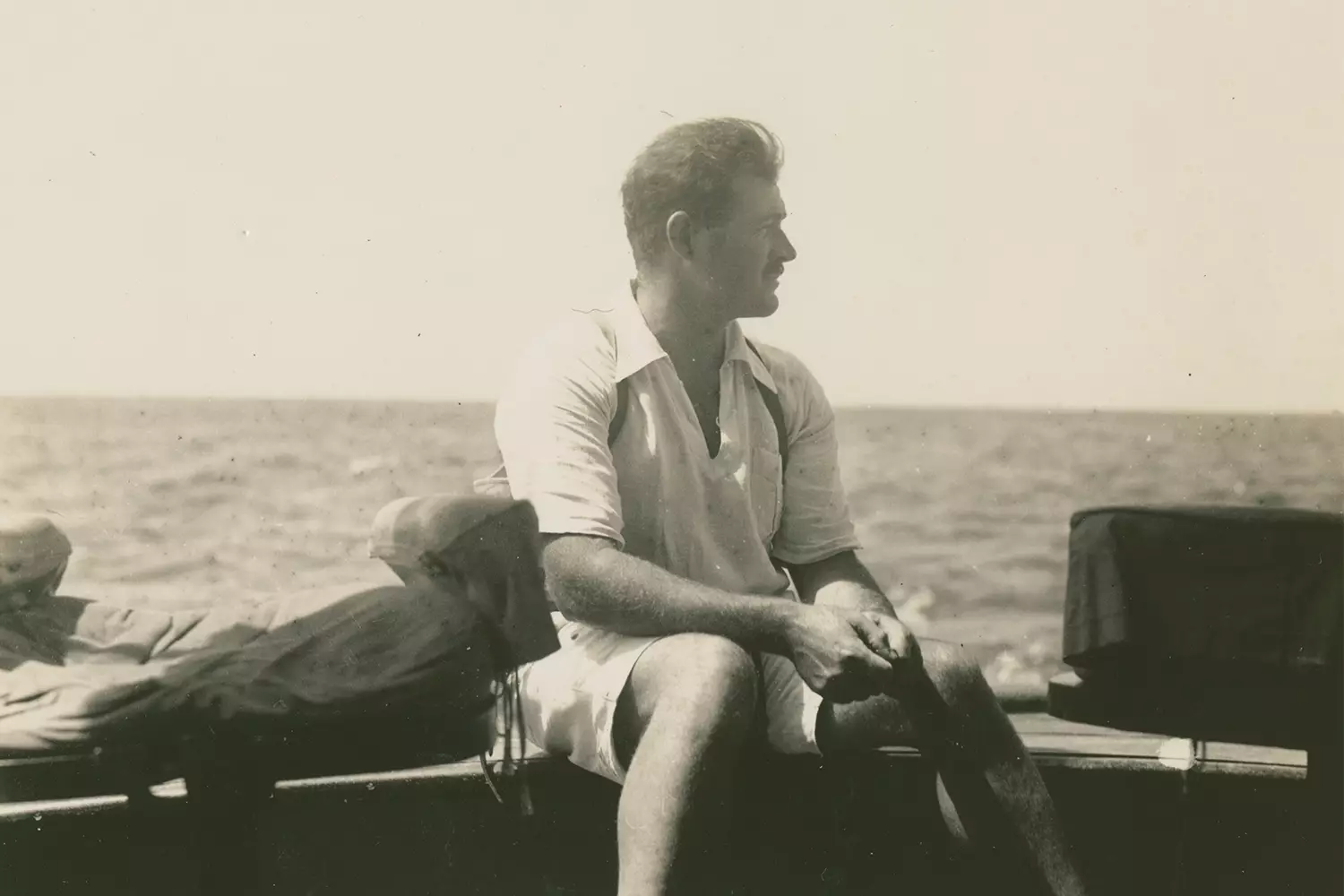 Ernest Hemingway នៅលើទូកនេសាទ Anita ប្រហែលឆ្នាំ 1929