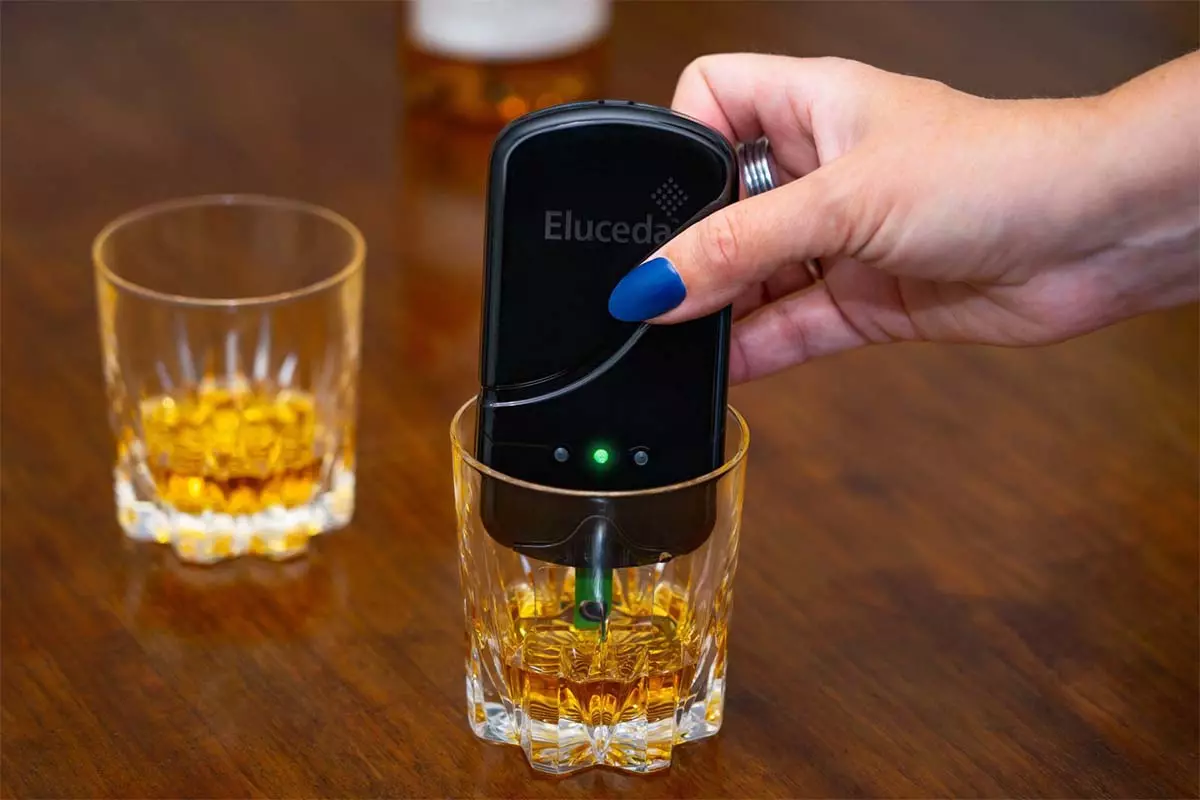 Ang Handheld Device na ito ay Makakakita ng Pekeng Whisky sa Ilang Minuto