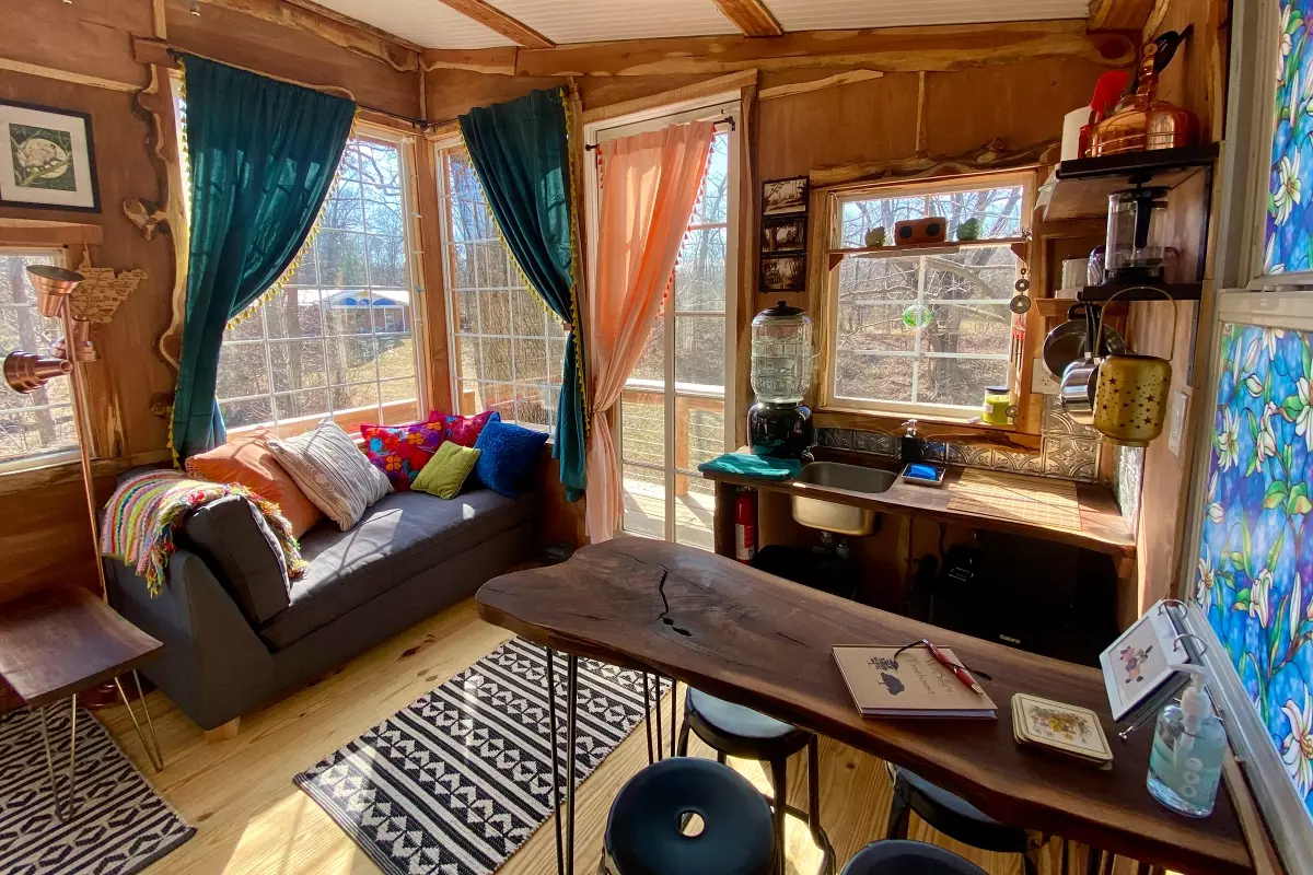 Will Sutherland construíu esta casa na árbore viral de Airbnb a unha hora de DC.