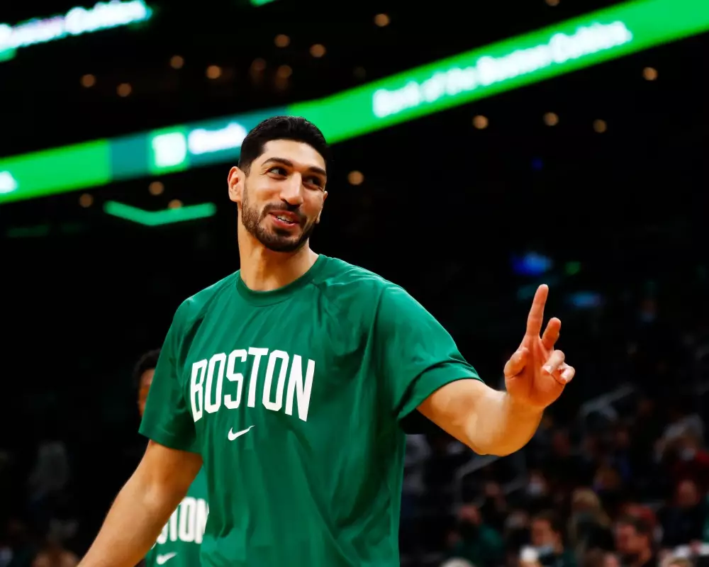 בצעד ראשון כאזרח אמריקאי, Enes Kanter Freedom אומר שאנשים צריכים להפסיק למתוח ביקורת על ממשלת ארה"ב