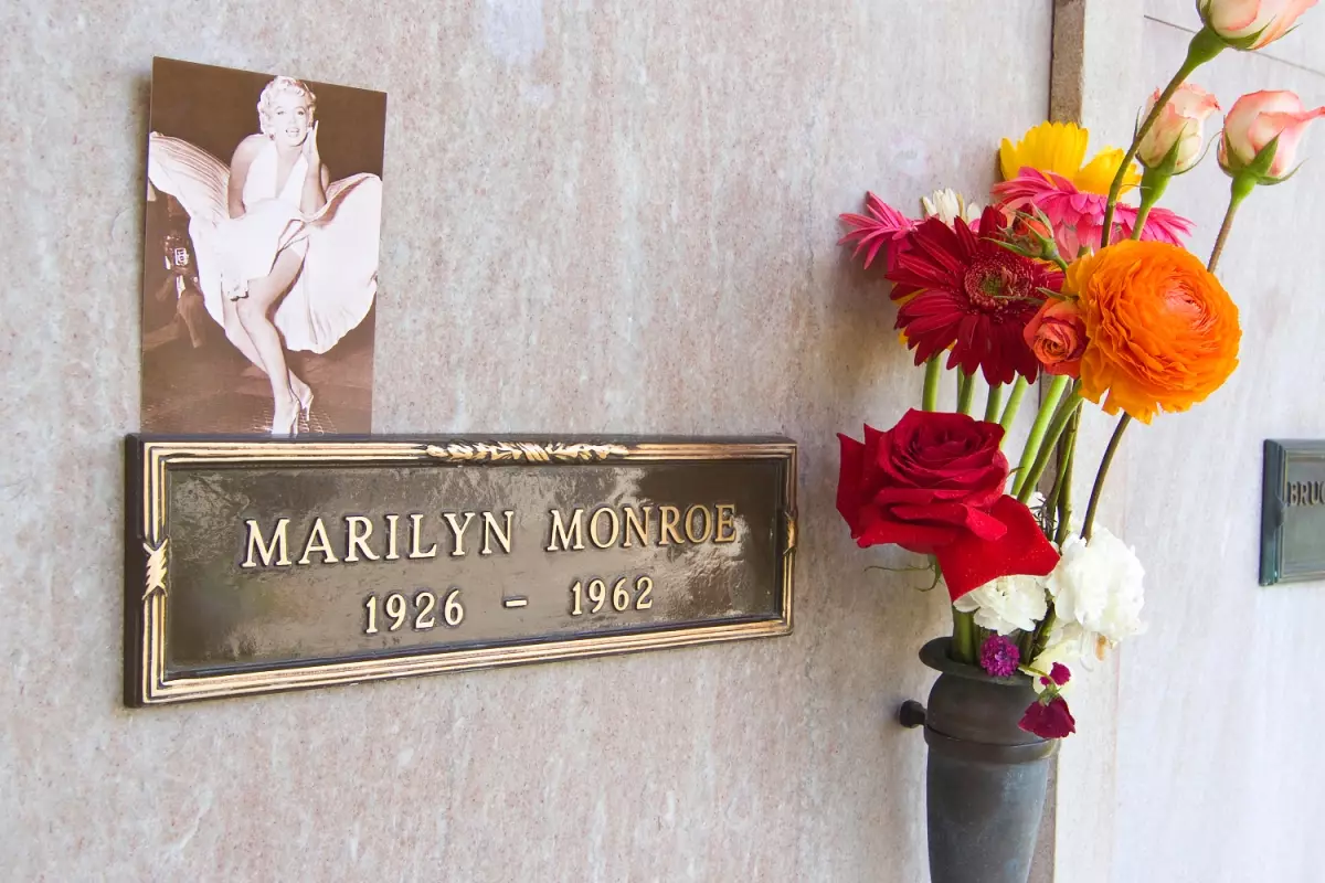 Kuburan Marilyn Monroe ing Westwood Memorial Park Cemetery. Kuburane ana ing jejere Hugh Hefner, lan saiki plot ing jejere kasedhiya kanggo tuku wiwit Agustus 2021.