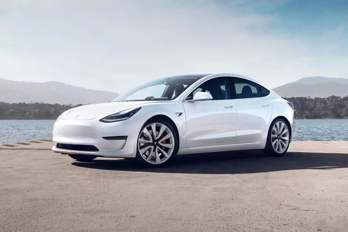 Tesla Model 3 dalam warna putih