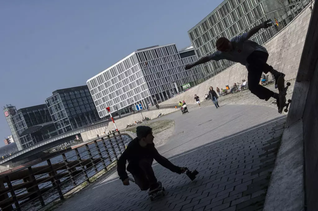 Скејтбордер во Берлин