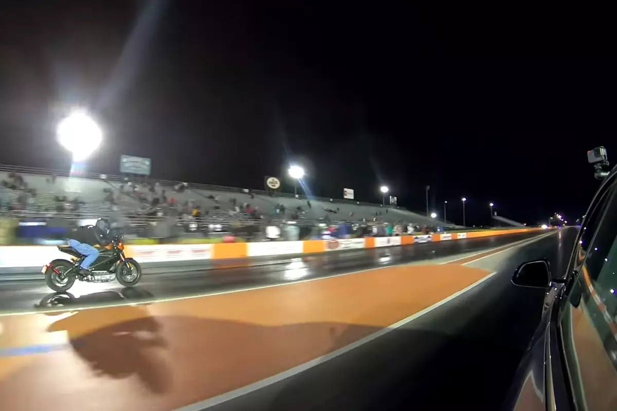 Harley-Davidson's Electric Motorcycle Smoke a Tesla in a Drag Raceஐப் பாருங்கள்