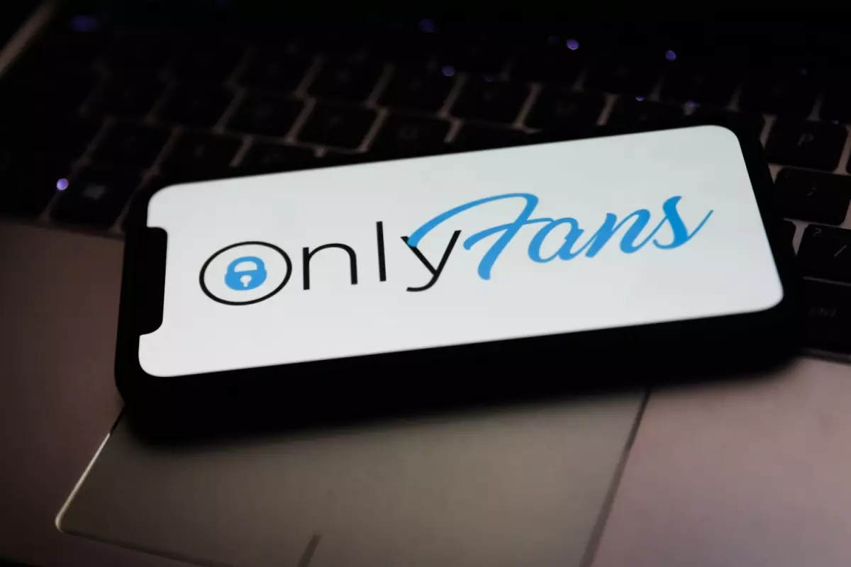 iPhone ekranında OnlyFans loqosu göstərilir