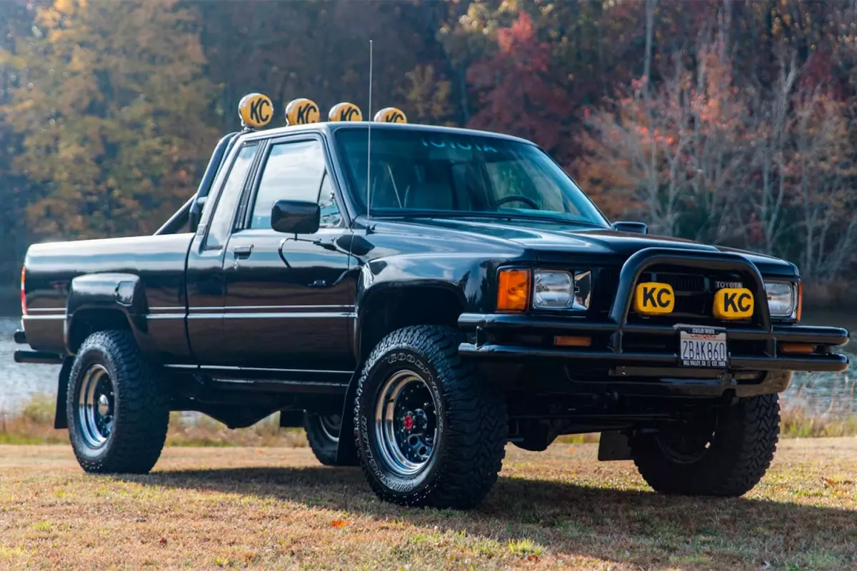 Lub 1985 Toyota Xtra Cab SR-5 Pickup Truck, Txwv tsis pub hu ua Hilux, ua kom zoo li Marty McFly lub tsheb los ntawm