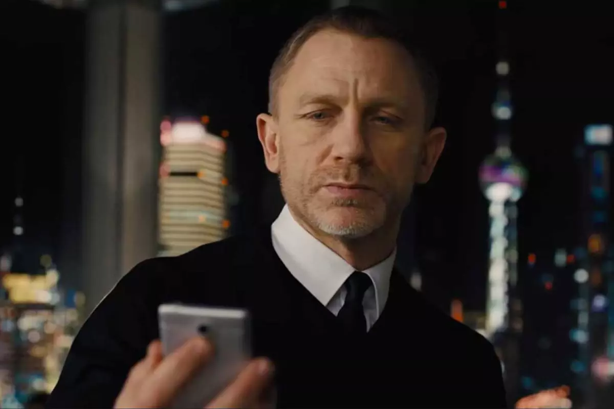Daniel Craig jako James Bond při pohledu na telefon v roce 2012