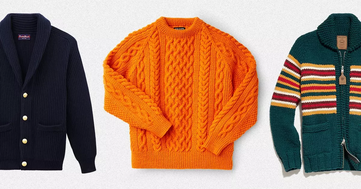 Trije manlju sweater perfekt foar Thanksgiving en Kryst 2021, in blauwe cardigan fan Rowing Blazers, oranje fiskerstrui fan Filson en griene rits fan Todd Snyder