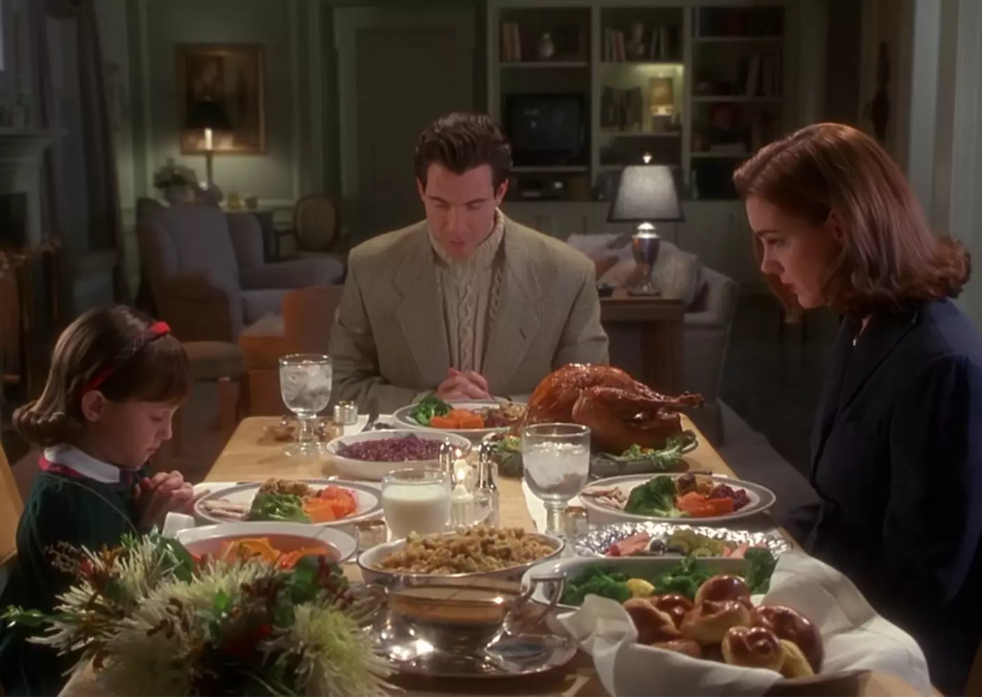 Mara Wilson, Dylan McDermott en Elizabeth Perkins sitten foar Thanksgiving-diner yn 'e film út 1994 Miracle on 34th Street