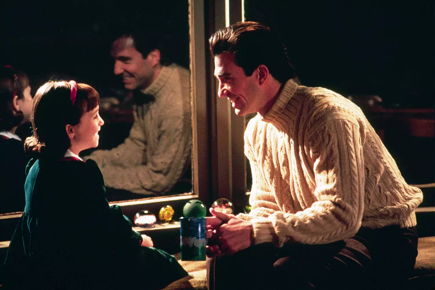 Mara Wilson agus Dylan McDermott i leagan scannáin 1994 de Miracle on 34th Street