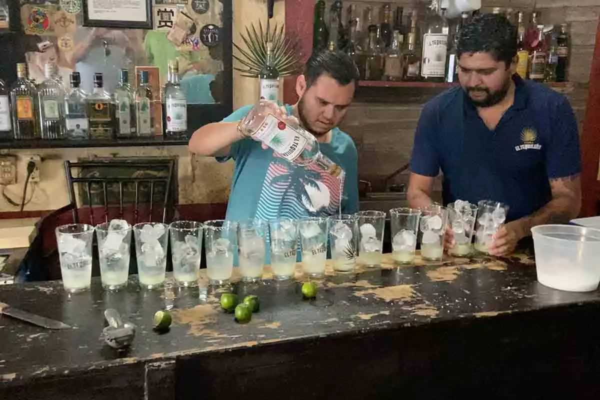 zwei Barkeeper machen Getränke im La Capilla in Tequila