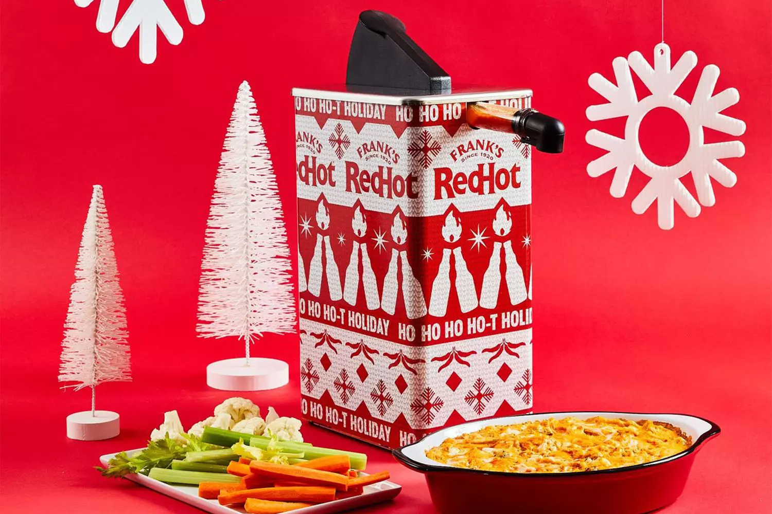 um dispensador de molho picante dupável em um fundo com tema de Natal