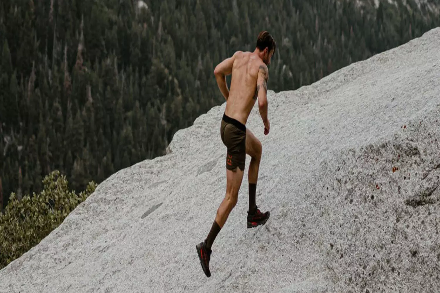 ein Mann, der einen Berg hinaufläuft