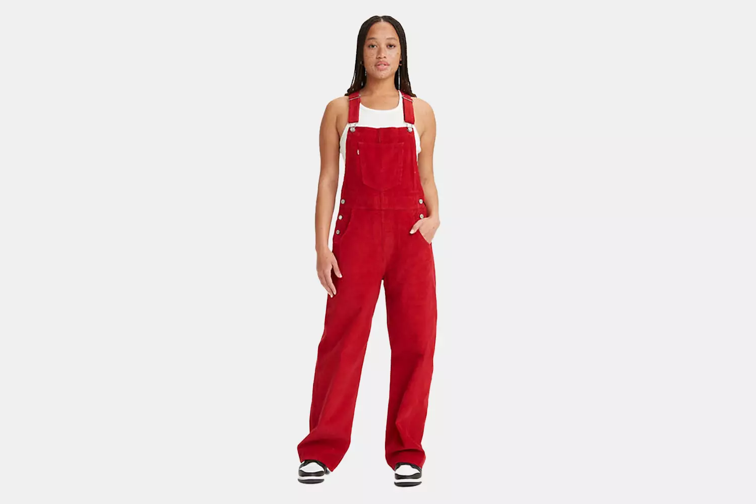 ein paar rote Overalls an einem Modell