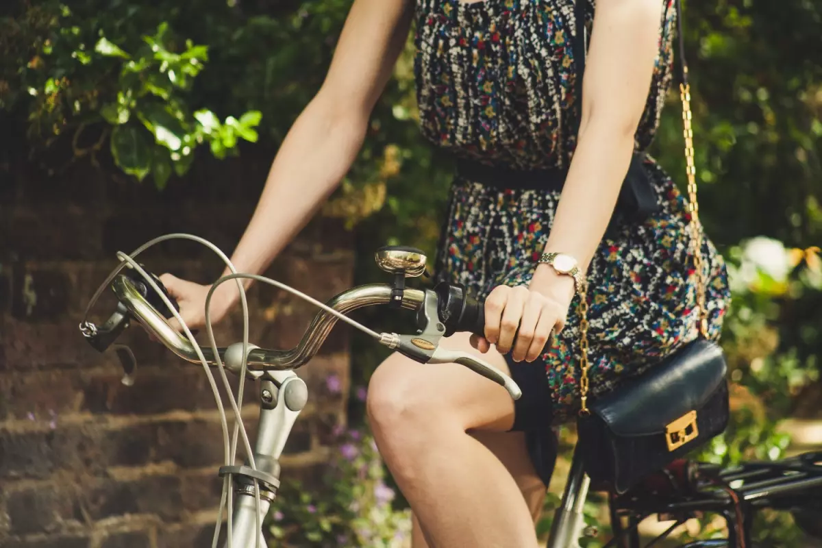 muller en sundress andando en bicicleta