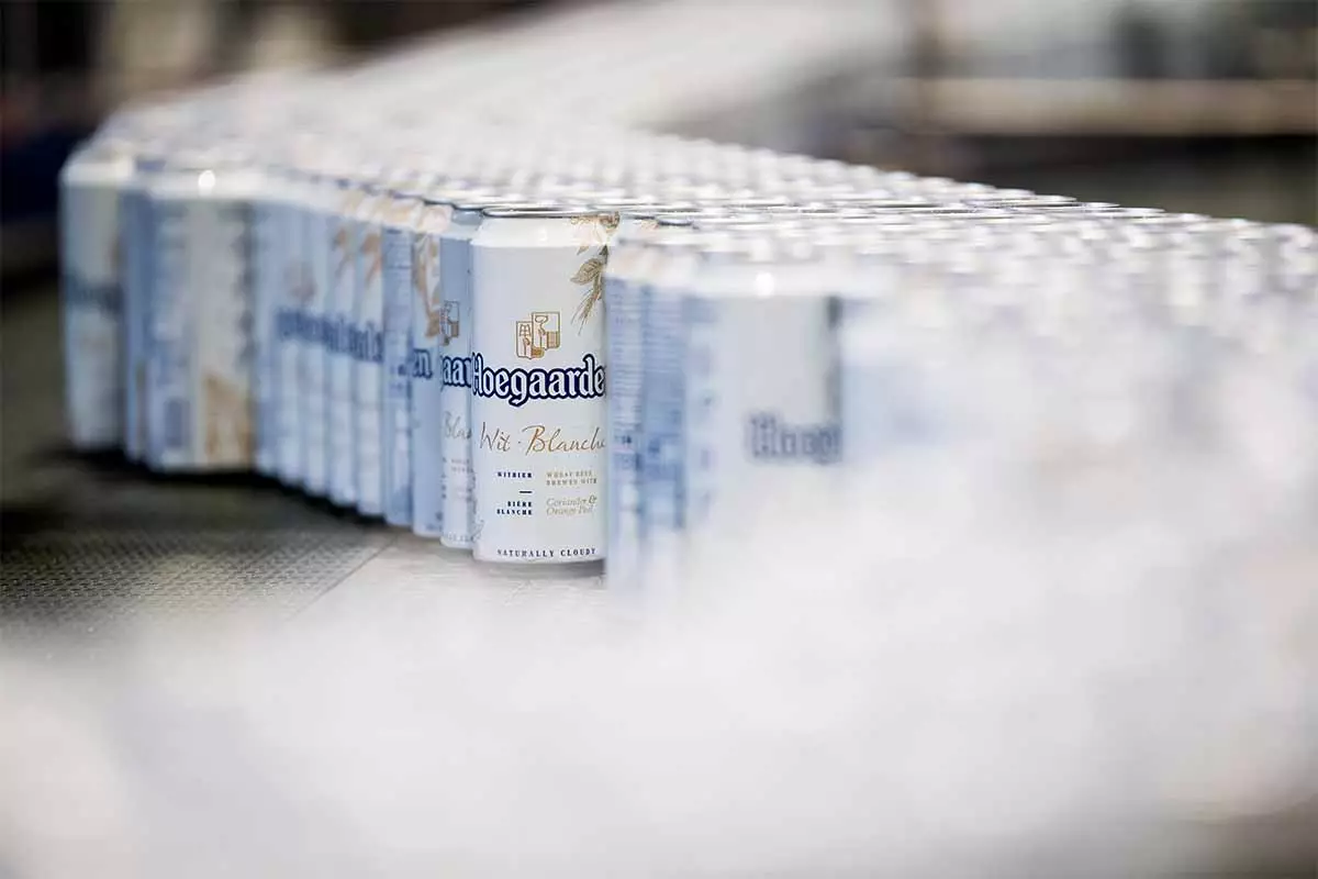 Slika na ilustraciji prikazuje otvaranje nove linije za punjenje limenki u pivovari Hoegaarden grupe Anheuser-Busch InBev, u Hoegaardenu, srijeda, 12. veljače 2020. Hoegaarden je dio AB InBev, najveće svjetske pivovare.