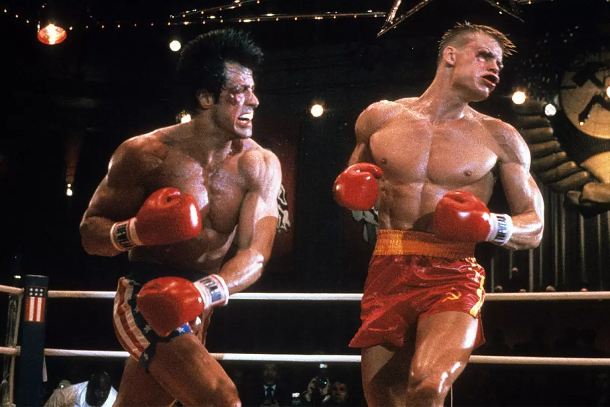 Rocky Balboa (diperanaké déning Sylvester Stallone) nuthuk Ivan Drago (diperanaké déning Dolph Lundgren) ing film Rocky IV, sing bakal dirilis manèh ing November 2021.