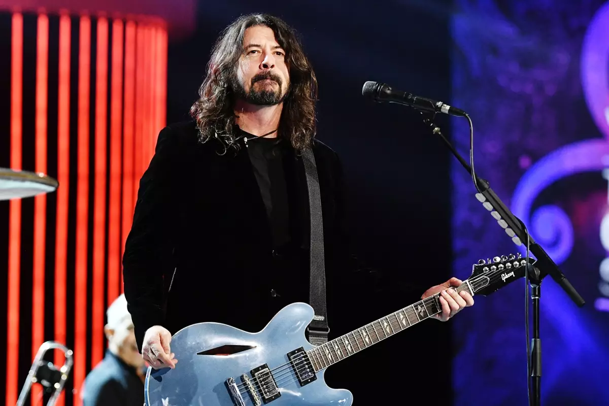 Si Dave Grohl ng Foo Fighters ay gumaganap sa Prince tribute sa Grammy Awards noong 2020