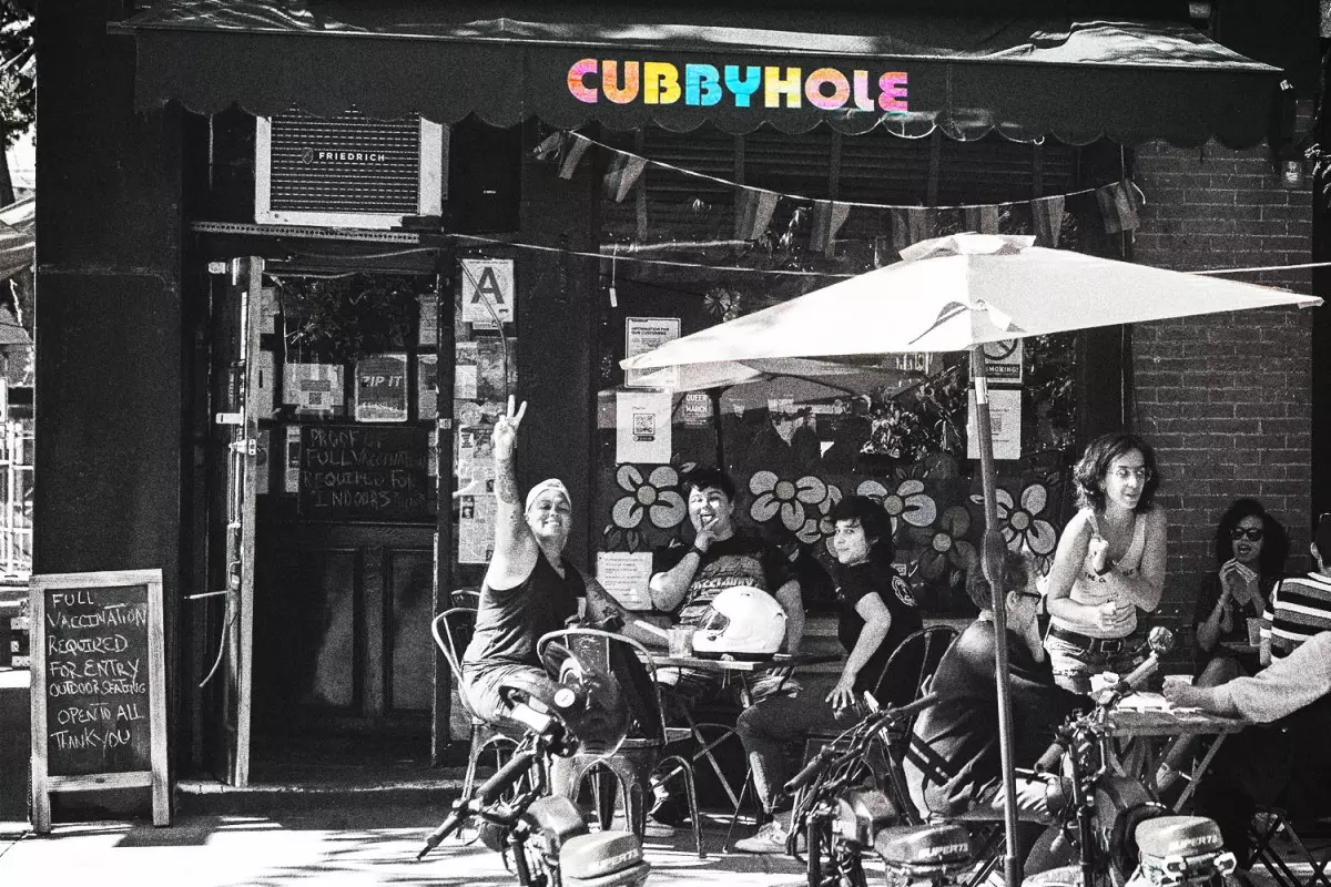 Clienten poséieren a maachen Handgesten ausserhalb Cubbyhole, eng bekannte lesbesch & homosexuell Bar, am West Village de 17. Juni 2021 zu New York City.