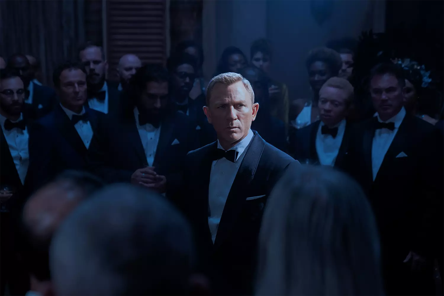 Daniel Craig als James Bond afgebeeld in smoking in