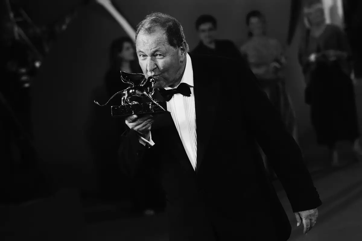 Ang direktor nga si Roy Andersson nagpakita uban ang Golden Lion Award alang sa Best Film alang sa 'A Pigeon Sat On A Branch Reflecting On Existence' atol sa award winners photocall sa 71st Venice Film Festival