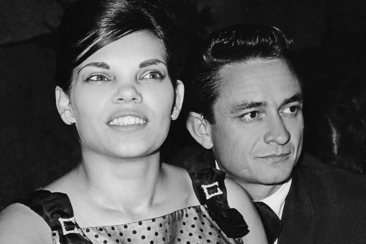 Johnny Cash istuu ensimmäisen vaimonsa Vivian Liberton kanssa