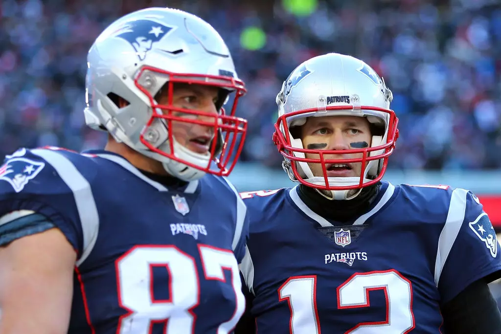 Tom Brady û Rob Gronkowski li meydanê li Foxboro, Massachusetts. (Adam Glanzman/Getty)