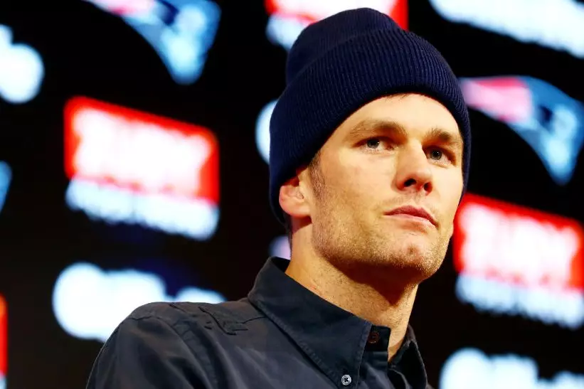 Tom Brady jitkellem mal-midja waqt konferenza stampa. (Adam Glanzman/Getty Images)