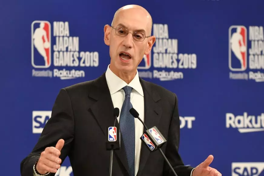 Ny kaomisera NBA Adam Silver nandritra ny valan-dresaka ho an'ny mpanao gazety talohan'ny lalao NBA Japan 2019. (KAZUHIRO NOGI/AFP via Getty)