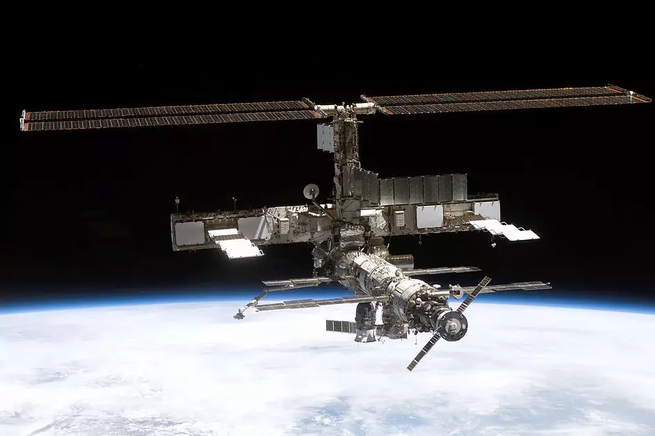 Úplný pohled na Mezinárodní vesmírnou stanici. (NASA přes Getty Images)