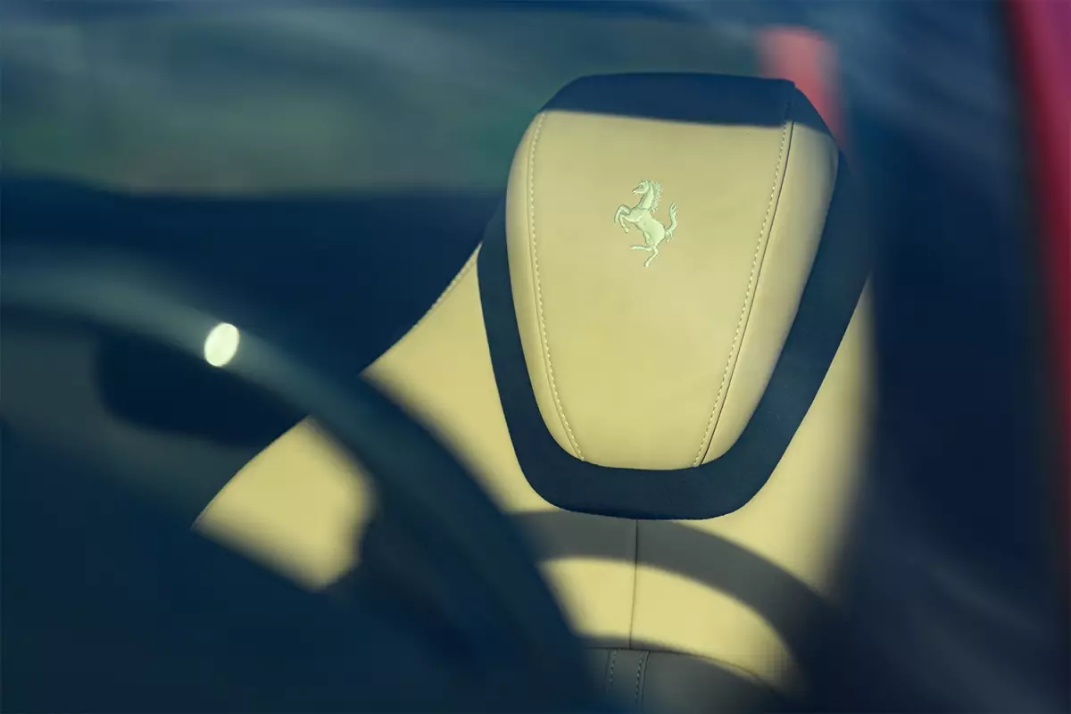 Ferrari Pracing Horse-emblemo sur la kapapogilo de la romao