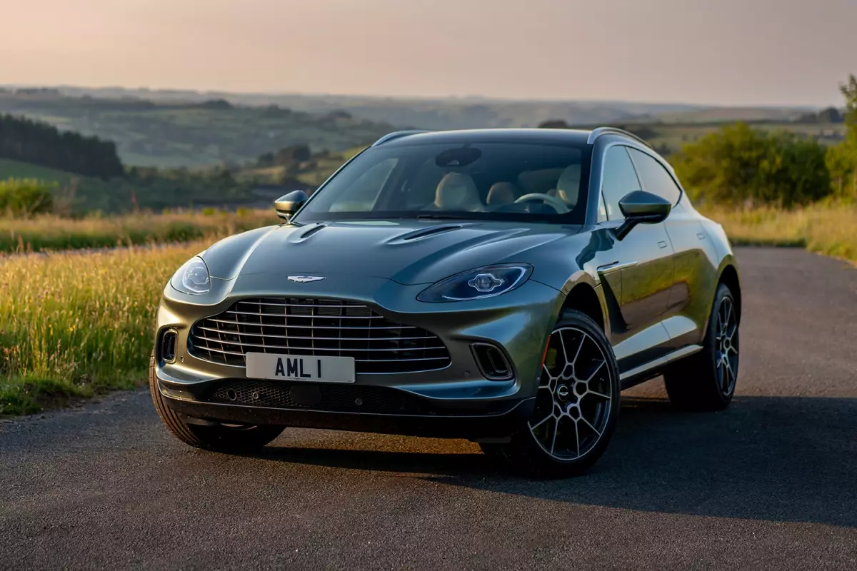 دیہی علاقوں میں سبز رنگ میں 2021 Aston Martin DBX SUV