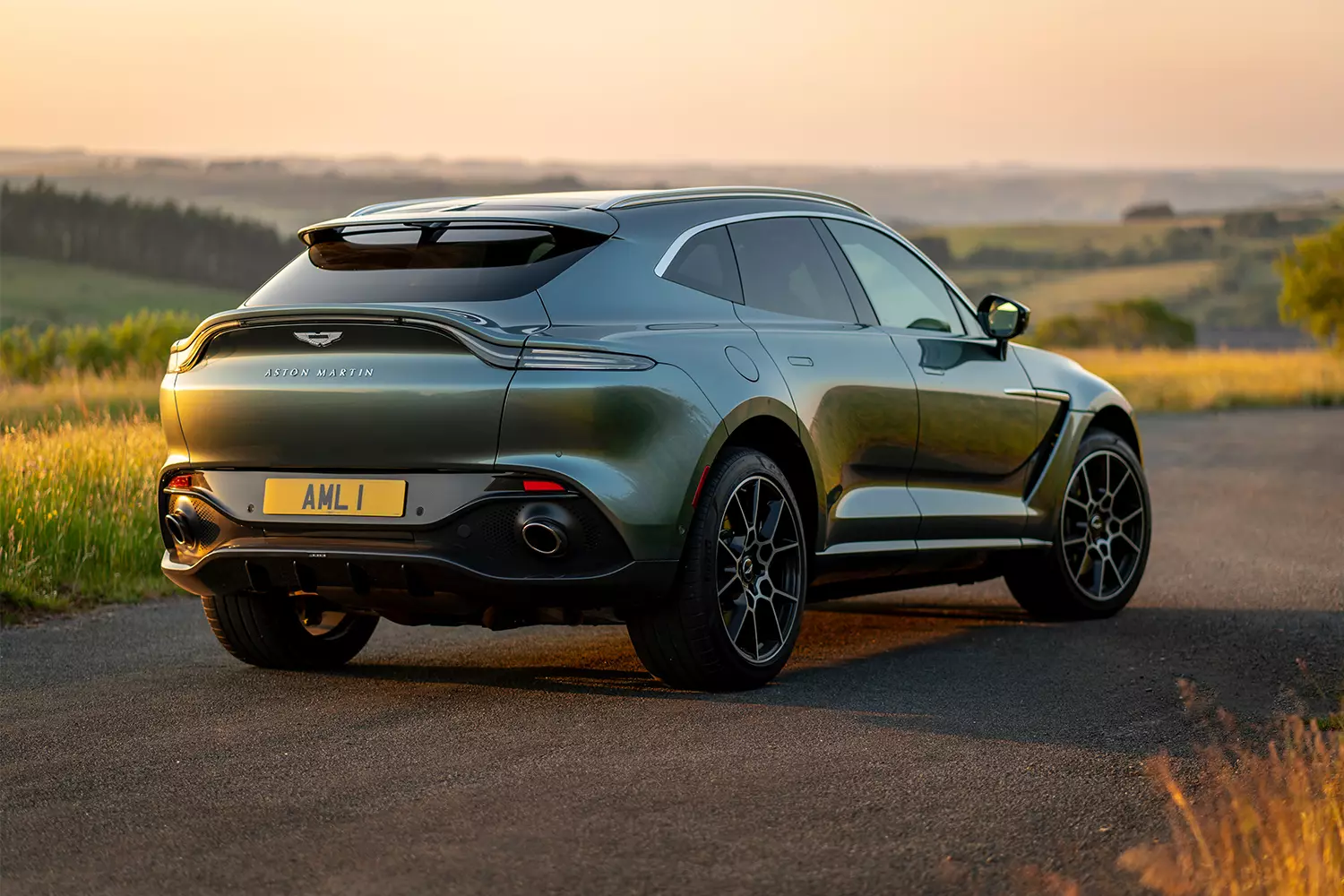 देशमा 2021 Aston Martin DBX SUV को पछाडिको भाग