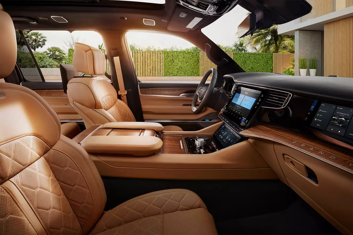 Interior beraksen kulit dan kayu dari Jeep Grand Wagoneer 2022 diambil dari kursi penumpang