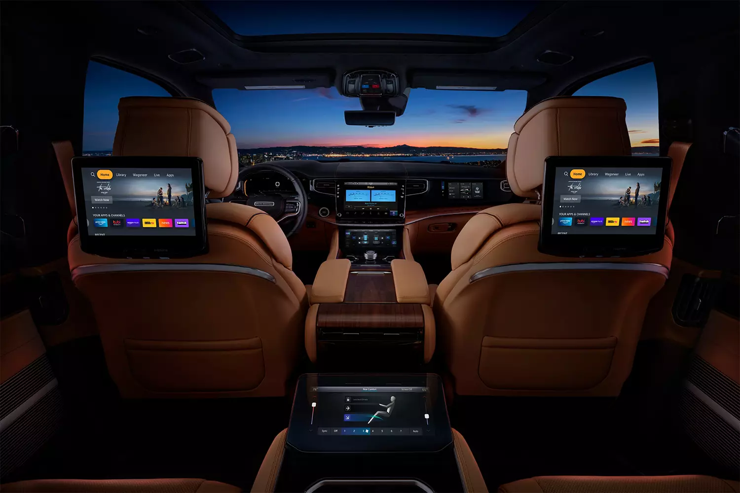 从第二排拍摄的 2022 Jeep Grand Wagoneer SUV 的内部，显示带有 Amazon Fire TV for Auto 的电视屏幕