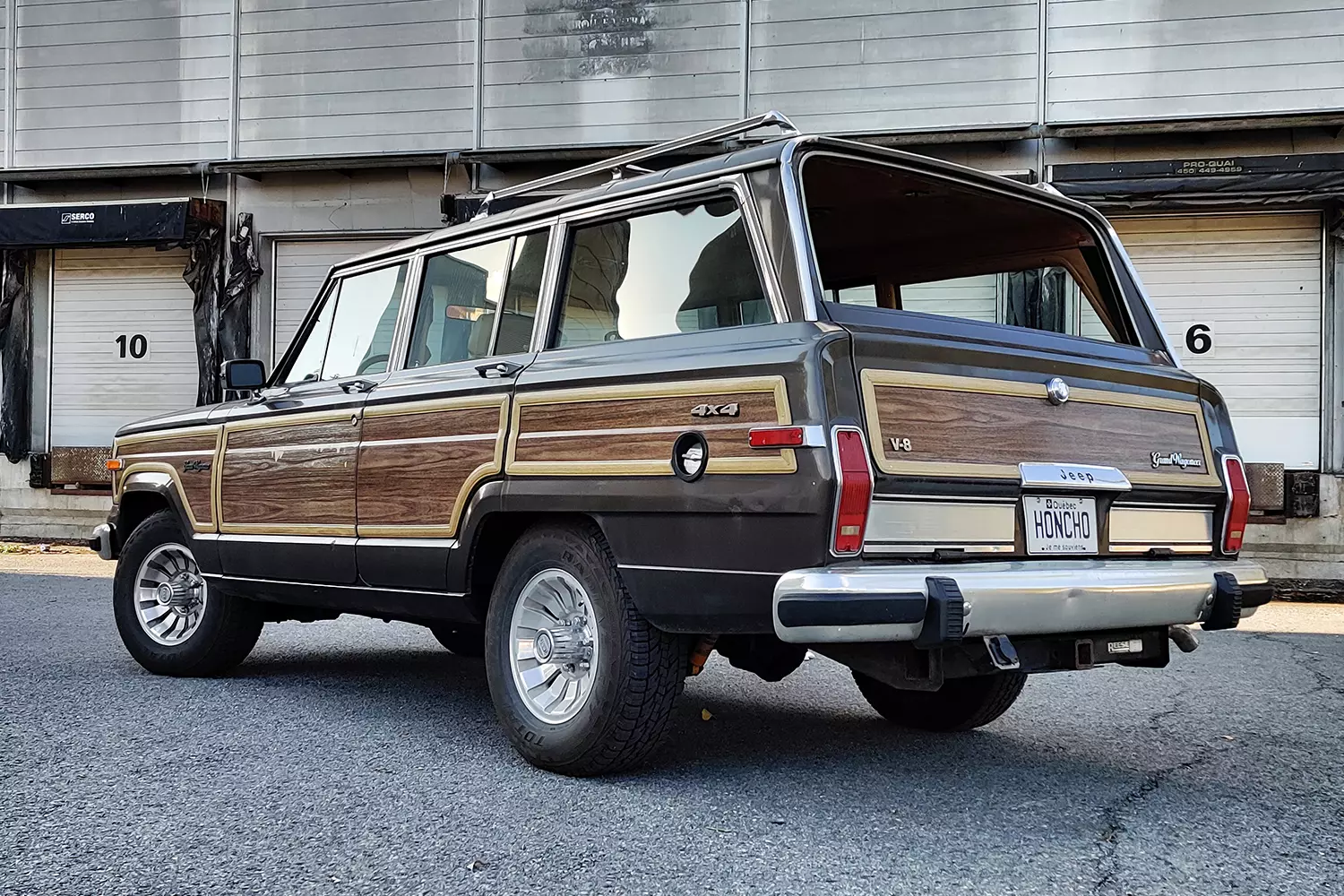 Den hënneschten Enn vun engem 1987 Jeep Grand Wagoneer