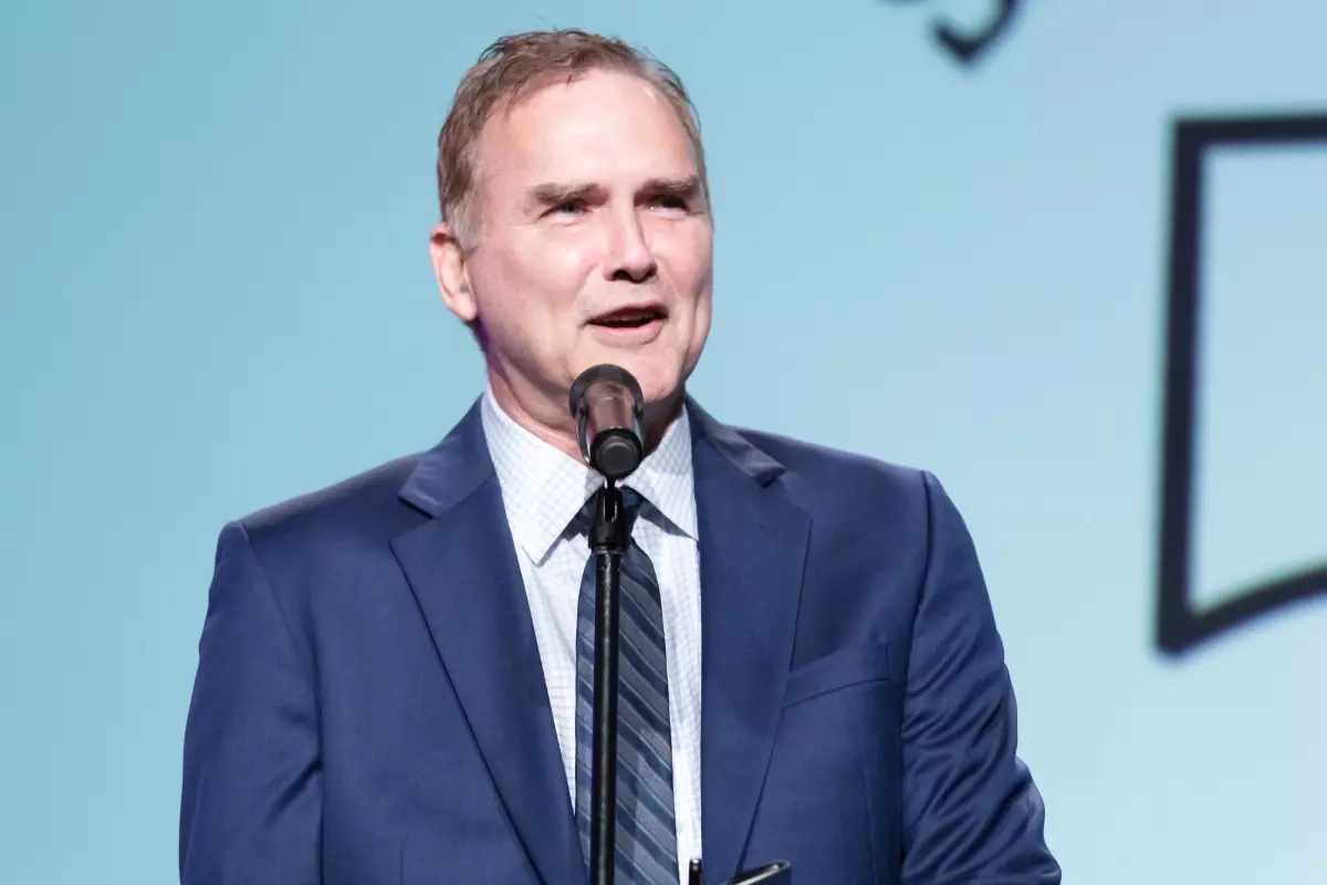 Norm MacDonald tampil di atas panggung di Gala Makan Malam Ulang Tahun ke-50 Klinik Komunitas Saban di The Beverly Hilton Hotel pada 13 November 2017 di Beverly Hills, California.