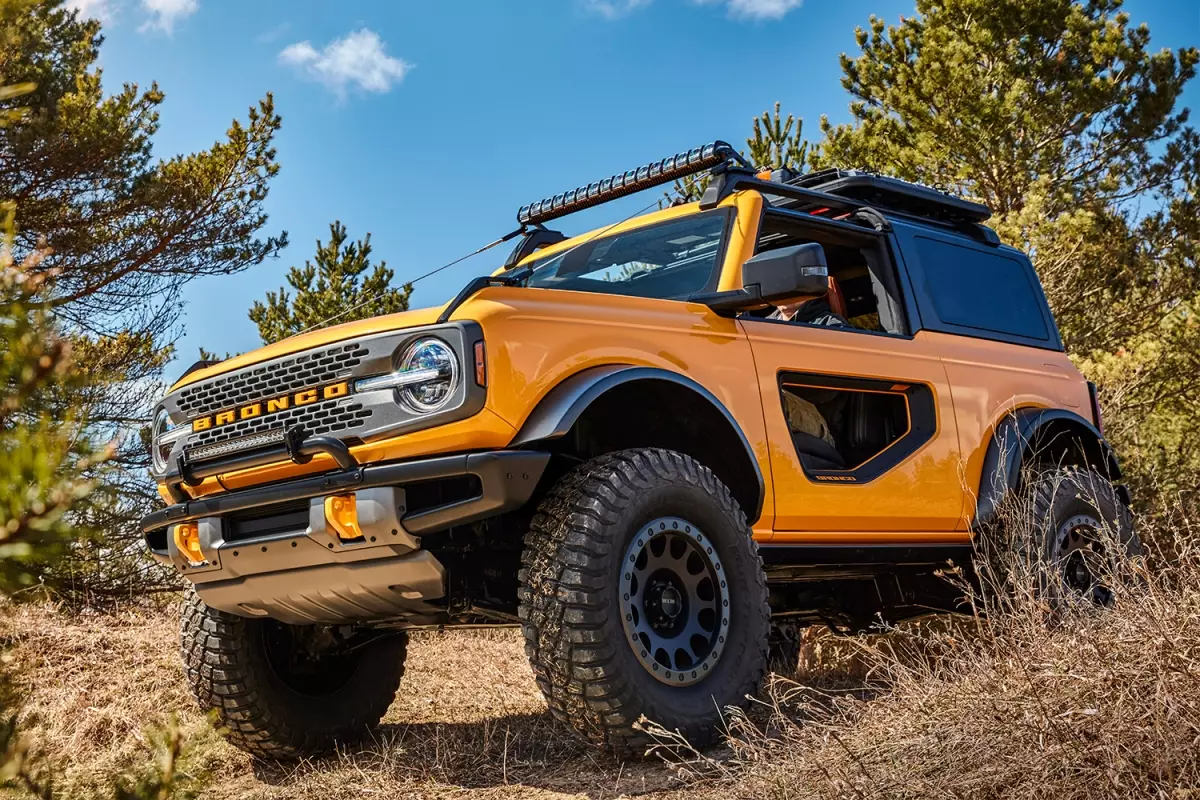 2021 Ford Bronco duas portas em amarelo