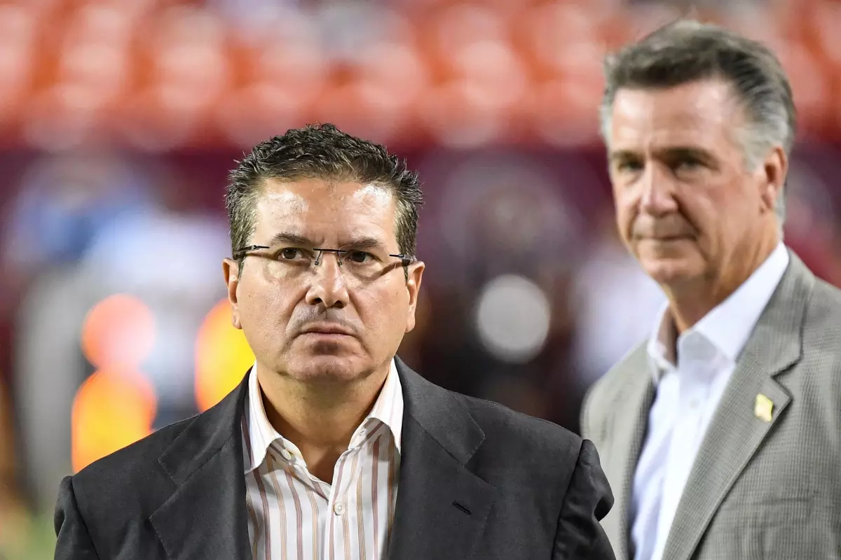 Oniwun WFT Dan Snyder tẹ awọn ẹgbẹ ẹgbẹ ni iwaju oluṣakoso gbogbogbo tẹlẹ Bruce Allen ni ere kan lodi si Chicago Bears ni ọdun 2019