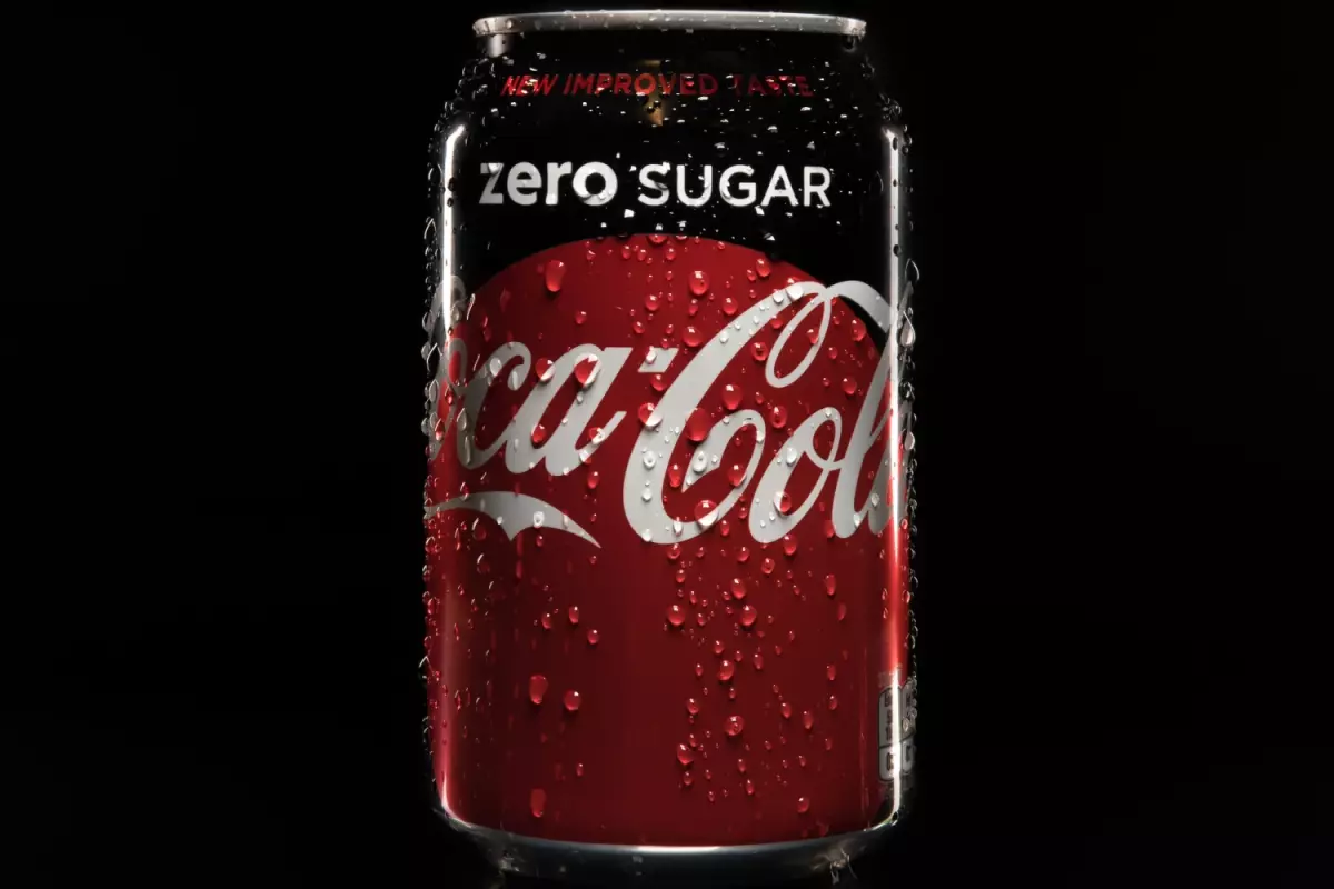 Isang lata ng coke zero sa itim na background. Umaasa kami na ang bagong recipe ay kasing sama ng kinatatakutan ng mga tao.