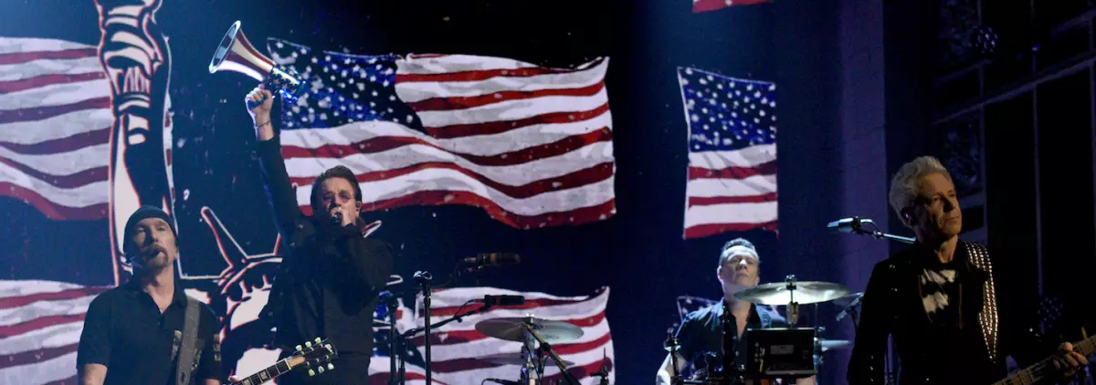 Ирландската група U2 свири в „Saturday Night Live“. (Снимка от: Will Heath/NBC/NBCU Photo Bank чрез Getty Images.)